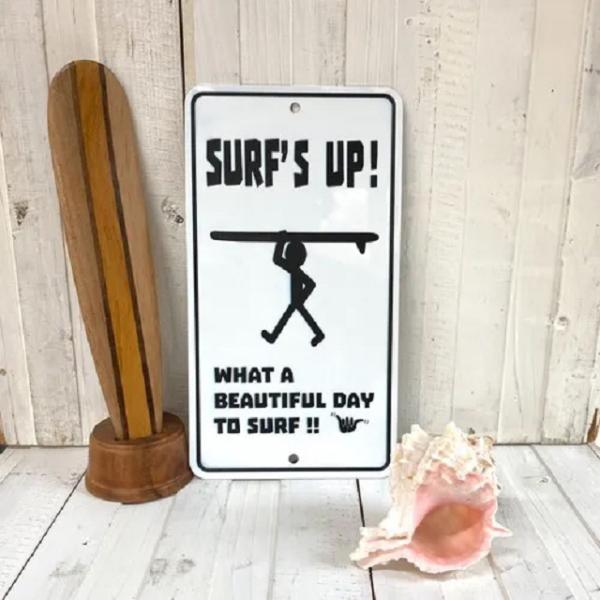 厚手のアルミプレートにメッセージ付きのかわいいイラストをプリントしました。SURF'S UP!WHAT A BEAUTIFUL DAY TO SURF!!〜いい波が来てる!! 　素晴らしいサーフィン日和だね!!〜ハワイといえば、サーフィン。...