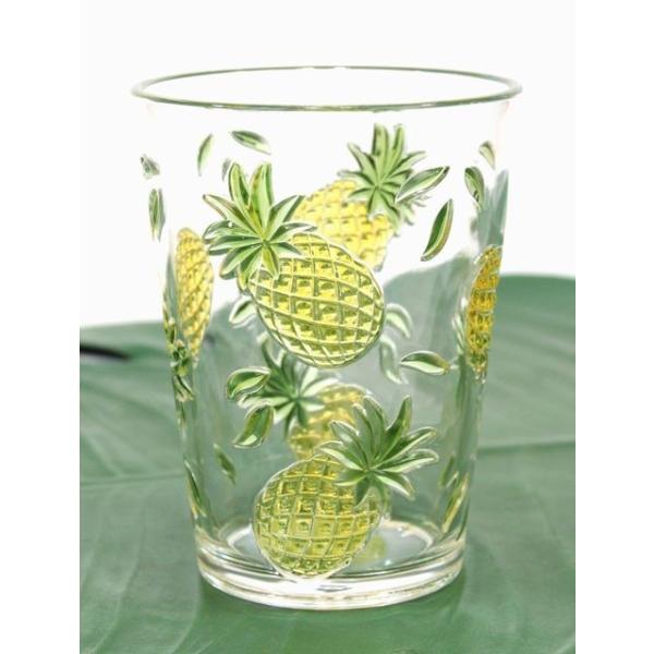 凹凸のパイナップルが描かれたハワイアンテイストのお洒落なアクリルのコップ♪常夏のハワイを感じさせてくれますね☆飲み物はもちろん、小物を入れたりインテリアにもおすすめです☆アウトドアでも大活躍!!お揃いのディスペンサーと一緒にパウダールームで...