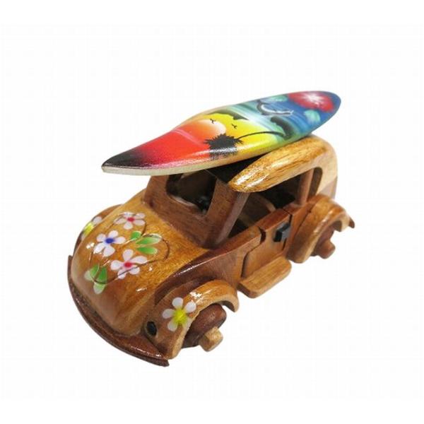 おしゃれな手作り木製ワーゲンです♪お部屋のインテリアにもぴったり！天然の木を使用しているため、扉の開閉がうまくできないもの、タイヤの動きにくいものがございます。1点1点手作りのため、商品がすべて同じ形状でない場合もございますので、ご容赦下さ...