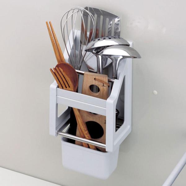 引出しの扉裏収納だから、サッと取り出せてパッとしまえます。少しの開閉で取り出せるので、狭いキッチンでも、引出しをめいいっぱい開けることなく、出し入れできて便利。【商品概要】商品名：タカラスタンダード　レードル立て　かくせるラック(ホーローシ...