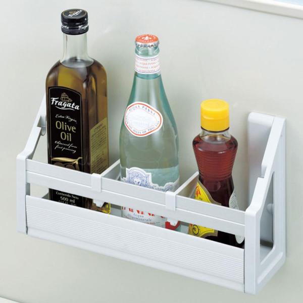 引出しの扉裏収納だから、サッと取り出せてパッとしまえます。少しの開閉で取り出せるので、狭いキッチンでも、引出しをめいいっぱい開けることなく、出し入れできて便利。【商品概要】商品名：タカラスタンダード　ボウル・ボトル・ラップ立て　かくせるラッ...