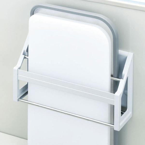 引出しの扉裏収納だから、サッと取り出せてパッとしまえます。少しの開閉で取り出せるので、狭いキッチンでも、引出しをめいいっぱい開けることなく、出し入れできて便利。【商品概要】商品名：タカラスタンダード　まな板立て　かくせるラック(ホーローシス...