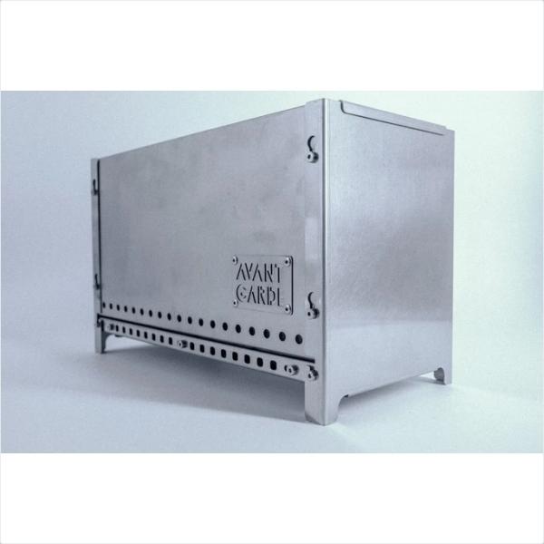 商品説明AVANT GARDE 「組み立て式二次燃焼焚き火台」は、機能性が生み出す無駄のない美しさが特徴です。シンプルで洗練された形状は、必要な要素だけ構造要素から生まれた機能美でございます。強い炎を演出することができ、アウトドア活動を心地...