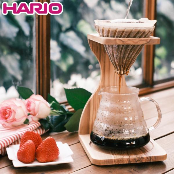 ハリオ V60オリーブウッドスタンドセット VSS-1206-OVハンドドリップをするためのお洒落なセット。オリーブウッドを使用したドリップスタンドはナチュラルなイメージで、インテリアにも馴染むデザインです。耐熱ガラス製のサーバー、ドリッパ...