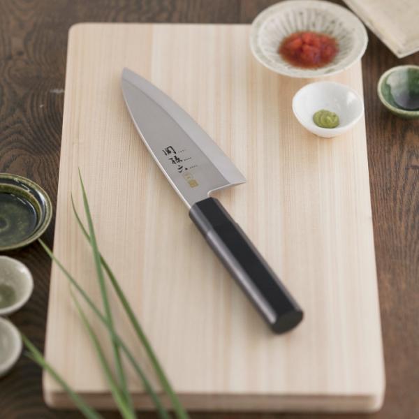 柄の高級感とこだわりの手当たり、『金寿 ST 和包丁』シリーズ。鋭い切れ味と研ぎ直しに優れたハイカーボン特殊ステンレス刃物鋼を使用しています。魚をおろす時に活躍する包丁で、刃が厚いのでたたき切りで骨を切ることもできます。