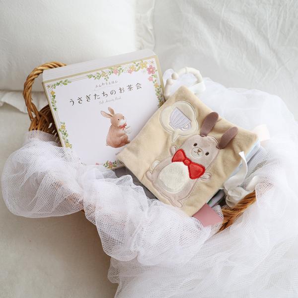 出産祝いとして大人気のふんわりえほんに、かわいいうさぎたちが主役になって登場！布なので、赤ちゃんが思う存分触って遊ぶことができます。口に含んで遊んでも、お洗濯ができるので大丈夫。布絵本は、付属のカラビナでベビーカーやバッグに取り付けて、いつ...