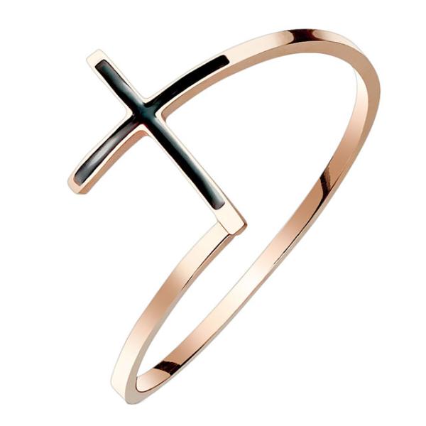細身のデザインが女性らしいリング。緩やかにカーブしたデザインリングにクロスをあしらいました。ピンクゴールドベースに黒のクロスがワンポイント。さり気なく個性を出したい方にオススメのアイテムです。●対象男性 女性 ユニセックス●入り数1個入り●...