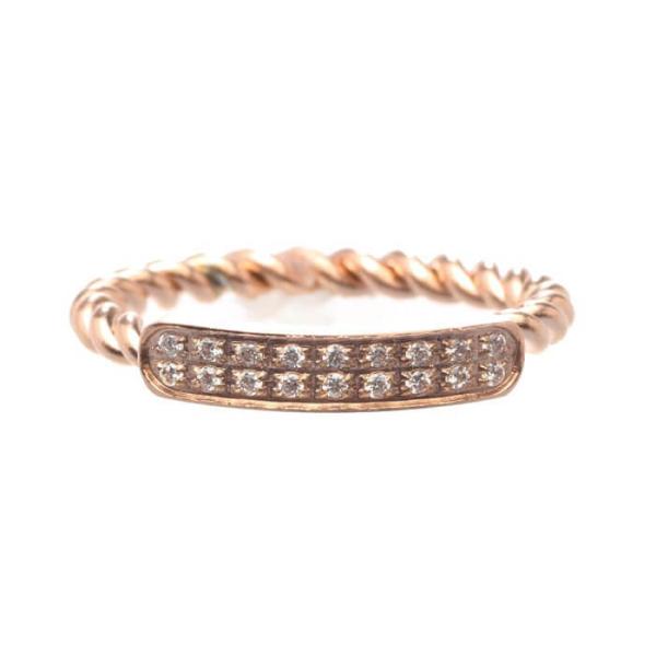 人気のツイストタイプのリングにジュエルを敷き詰めたエレガントなプレートをあわせた大人の女性にピッタリのリング。印象的なデザインかつ、品よく並べられたジュエルで美しい指元を生み出し、視線を集めること間違いなし。リングの素材は医療機器にも使われ...