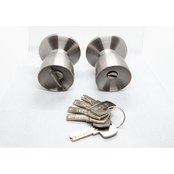 アルミサッシで使用されている錠前の取替用握玉（ノブ）です。既存の取付ケースを使用して、より防犯性能が高いディンプルキー仕様への錠前の握り玉部分の交換が可能です。安心の国内老舗カギメーカー　アルファディンプルキーの子カギも５本付いています対応...