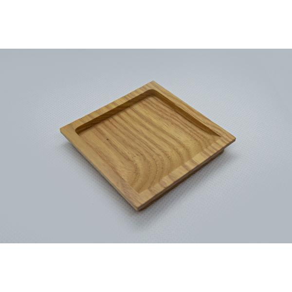 桑擬きの厚底　角チリ堀込タイプの引手です天然木のため　色ムラ柄ムラ　ございます本桑は生産がすでに終了しておりますので本製品の材質は本桑に似ているアッシュ材となります。仕上げはクリアー塗装※　１８個程度までメール便となり、それ以上は宅急便となります