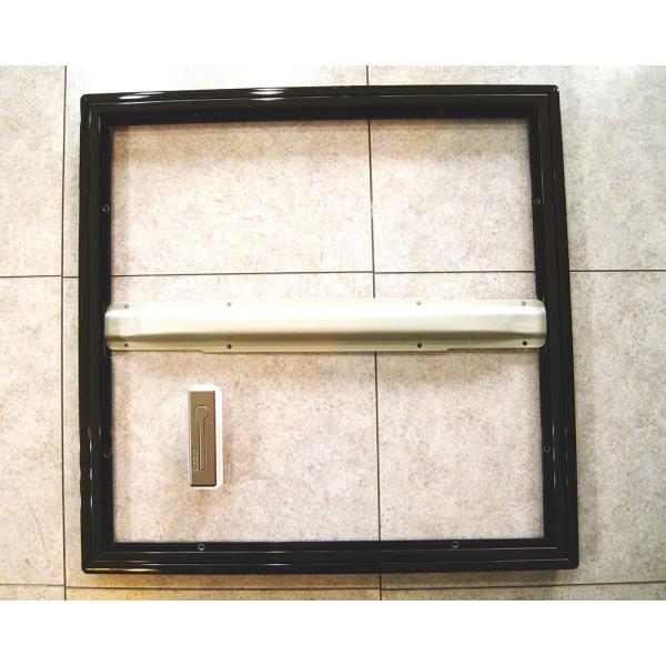 床下点検口の一般普及タイプで在来工法用。外枠に気密材を配したホーム床点検口です。３００mm、４５０mm、６００mmをご用意いたしました。アルミシルバー、アルミブロンズ、ステンカラーの３色ご用意いたします。