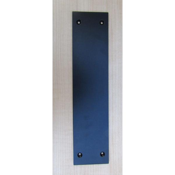 インド製のプッシュプレート材質：アイアン　黒つや消し仕上サイズ：300Ｘ70　厚み4mm＋頭の木ネジが付属します。ブラックアイアンプッシュプレート OM8052は、洗練されたデザインと重厚感を兼ね備えたアイテムです。アイアン製のこのプッシュ...