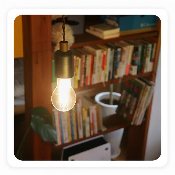 商品名：s-cobi寸法：ｗ4.4ｃｍｘｈ59ｃｍ  電球まで入れて140cm　　　コードの長さ５０ｃｍ　　　全体の高さ：66ｃｍ重さ：300ｇ素材：スチール　メッキ仕上げ電球：６０ｗ型ＬＥＤクリア電球選択可。Ｅ26 電球色 700lm 消...