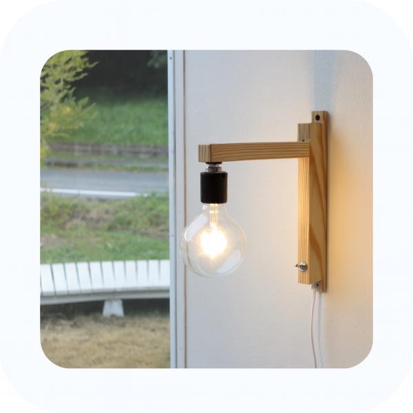 商品名：braccio スイッチ無寸法：Ｗ2.5ｃｍｘＤ28ｃｍｘＨ31ｃｍフレーム素材：サウザンドイエローパイン（無垢材です）フレームカラー：ブラウン・ナチュラル・剥がし白・ダークブラウン付属電球：E26 60ｗ型LED95mmクリア電球...