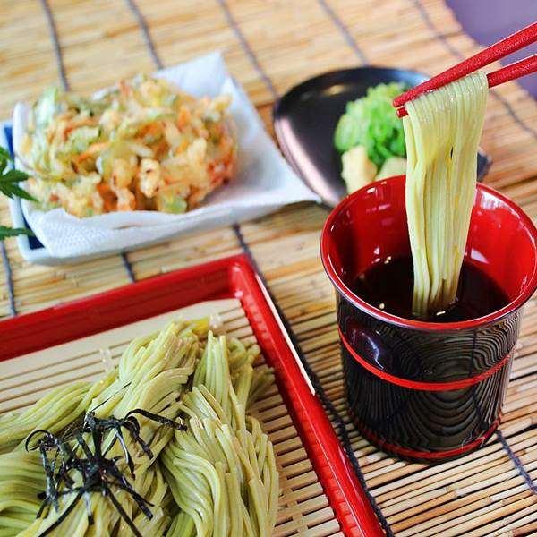 ・画像は調理例です。商品は 茶そば麺セットです（※具材・薬味等は付属しておりません）（※そばつゆ付きの場合は、茶そば麺＆そばつゆのセットとなります）「静岡県産抹茶使用」茶そばセット3袋6人前[1袋たっぷり200ｇ（100ｇ ×2束入り）合計...