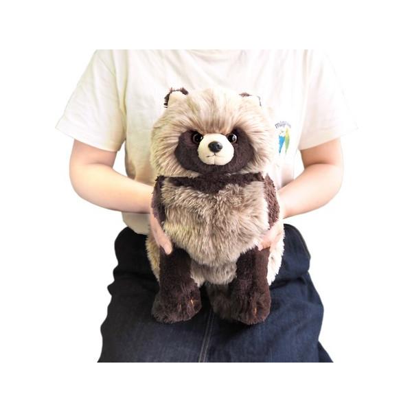 約H22×W23×D46cm(※寝そべっている状態のサイズです。）人気のひざシリーズにたぬきが登場しました！ふわふわしっぽと優しい表情に癒されます。柔らかいのにずしっと重みを感じるつくりでひざに抱っこするのが楽しくなります。
