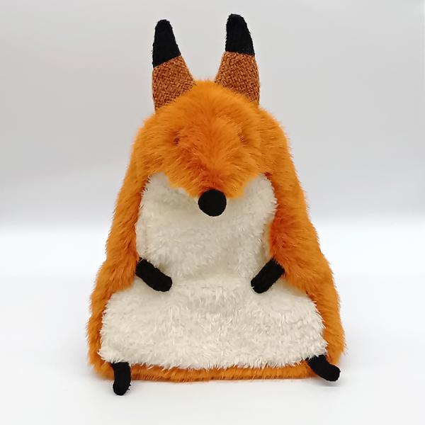 サイズ：約H23×W15×D34cm（尻尾含む）きゅっと三角なのに柔らかいイメージの不思議なフォルム。つぶらな小さい瞳がこちらをじっと見つめます。