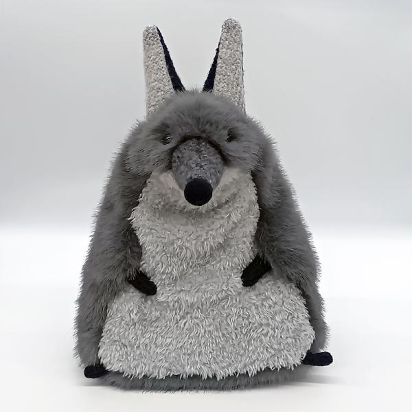 サイズ：約H23×W15×D34cm（尻尾含む）きゅっと三角なのに柔らかいイメージの不思議なフォルム。つぶらな小さい瞳がこちらをじっと見つめます。