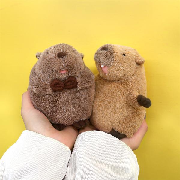 サイズ：H約12cmころんとまぁるいフォルムが可愛い、大陸散歩「ぽちゃまるぬいぐるみ」にマーモットとビーバーが新たに仲間入りします。 手のひらサイズのぽちゃっと丸いフォルとさらさらな手触りが人気のシリーズです♪