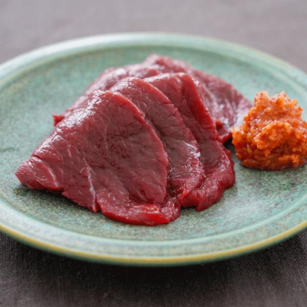 【商品詳細】内容量:馬肉刺身(モモ) 130gx2本、からしみそ 7gx4袋賞味期限:製造日より7日間賞味期限が短いので、お早目の受け取りをお願いいたします。冷凍クール便にて発送