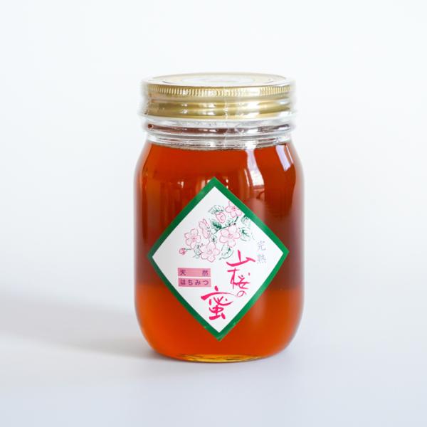 【商品詳細】名　　　称　：　蜂蜜内　容　量　：　500g,1.2kg,2.4kgの3種類産　　　地　：　日本賞 味 期 限　：　ラベルに記載非加熱のハチミツです。山桜から採取することができ、一年で最初の収穫を迎える蜂蜜となります。 ほんのり...