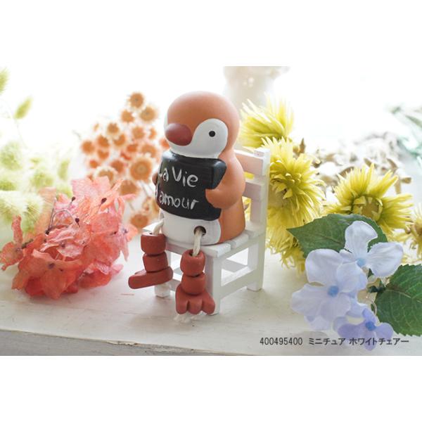 商品名：　 ミニチュア ホワイトチェアー　400495400サイズ：W40×L40×H66mm材質：ウッド●アンティーク調のため色ムラや汚し加工を施しており個体差があります●画面上の色は、OS、ブラウザ等のパソコン環境により、実物とは多少異...