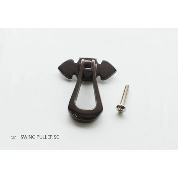 真鍮引手商品名：　真鍮　SWING PULLER SC　BR022サイズ：3.7×4.7cm材質：真鍮●1個の価格です●表示サイズには若干の誤差がある場合がございます●画面上の色は、OS、ブラウザ等のパソコン環境により、実物とは多少異なる場...