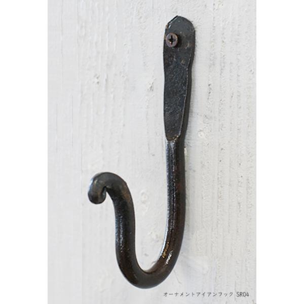 アイアンウォールシングルフック商品名：　アイアンフックSR04サイズ：W1.5×D5.5×H11.3cm材質：アイアン●ビスなし●アイアンは使い込んだ風合いを出す為、部分的に塗りムラや錆を出し汚し加工をしております●ハンドメイドの為サイズや...