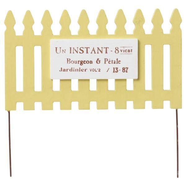 木製のかわいいガーデンピックです☆寄せ植えやお庭のアクセントにピッタリです♪小さめの鉢にもお使い頂けます！SIZE：幅12.0cm　奥行き0.7cm　高さ6.8cm（11.5cm）素材：木、アイアン