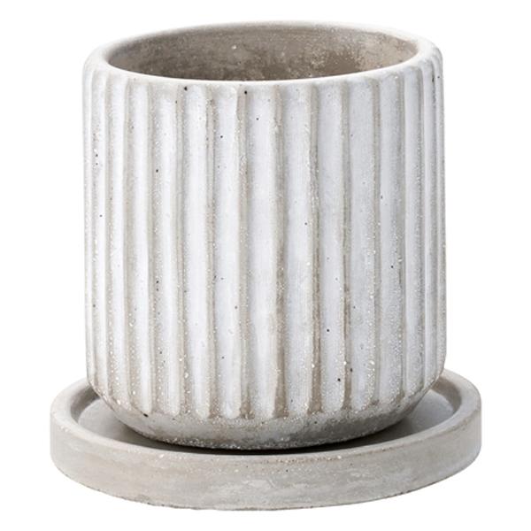 シンプルなデザインの植木鉢です。受皿付きなので置き場所にも困りません。多肉植物やハーブなどと相性抜群です！
