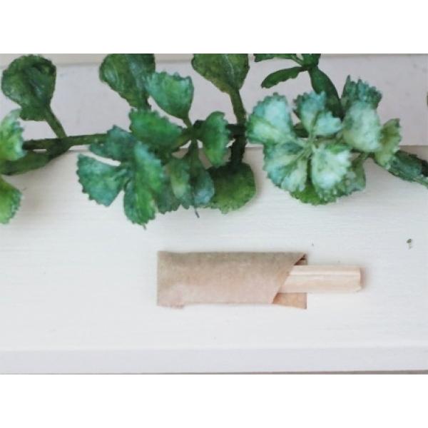 サイズ：箸：2.5cm材質：木・紙ミニチュアの可愛い割りばしです。ミニチュアフードなどと一緒に飾ったり、アクセサリーなどのパーツにしたり、テラリウムに飾ったり…。ミニチュアの世界をお楽しみください！＊割り箸以外は別売りです。