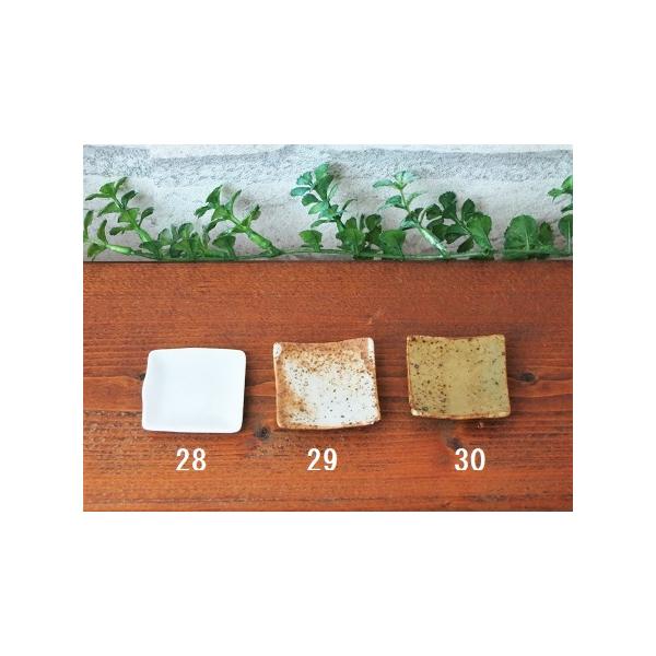 サイズ：3×3cm材質：磁器ミニチュアの可愛い食器各種です。それぞれ1枚の価格です。ミニチュアスイーツやフードと一緒にいかがですか♪ミニチュアインテリアに、アクセサリーなどのパーツにしたり、テラリウムに飾ったり…。ミニチュアの世界をお楽しみ...