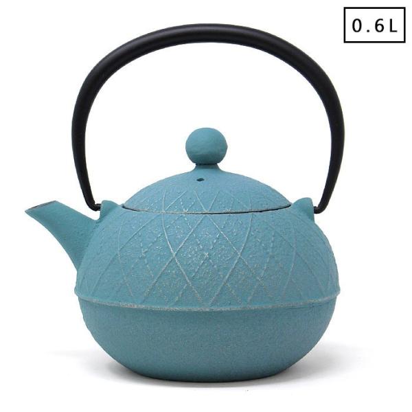 岩手県「南部鉄器」の鉄急須です。鉄急須とは内部ホーロー加工されたお茶を淹れる道具です。ホーロー加工されている為お茶を淹れたまま置いておけます。優れた蓄熱性を持ち長時間温かいお茶を楽しめます。またホーロー加工されている部分は錆びにくくお手入れ...