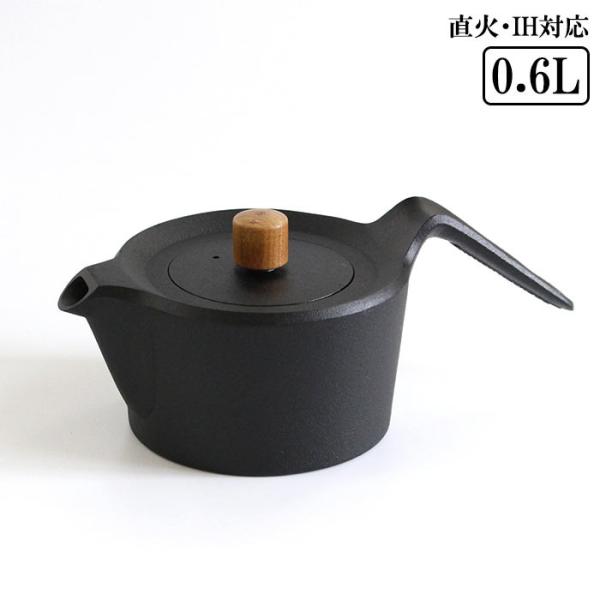 岩手県の伝統工芸「南部鉄器」 鉄瓶です。岩手県奥州市に工房を構える及富さんが作られています。1980年代にデザインされたものの復刻版ですが、長い歳月を経てそのスタイリッシュなデザインが高い評価を受けています。【受賞歴】グッドデザイン賞202...