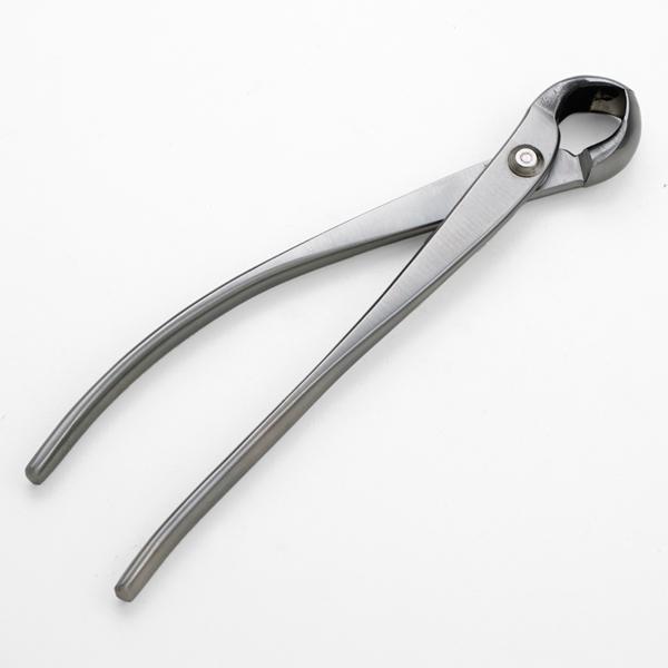 木の幹や枝にできたコブを取り除くために使用します。切り口が内側にきれいにえぐられ、幹肌の再生が早くなるのが特徴で、完全なコブ取りができます。■全長約205mm 刃渡り約17mm 重量約190ｇ※枯れ枝、乾燥した枝には使用できません。