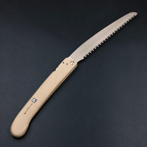 製品仕様■サイズ：刃渡り180mm■用途：植木の剪定■挽目：横挽■製造：日本製■特徴：ヒシカ印剪定鋸の折込タイプです。木の上や地上で邪魔にならずに作業ができ、切断面も綺麗に仕上がります。特に造園業からの人気が高い鋸です。■注意：この商品は切...
