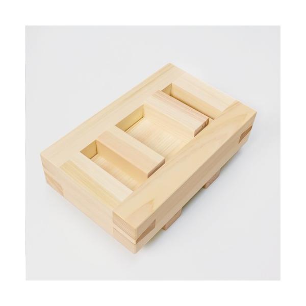 プロが使う業務用の商品です。金属の釘は一切使っていません。型に材料を入れて上から蓋でグッと押すだけ。ご家庭でも簡単に押し寿司が作れます。■サイズ：内寸 約15.3×7.5×H5cm/外寸 約21×13.5cm■材質：檜（ひのき）※箱寿司の底...