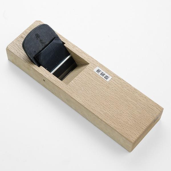 製品仕様■サイズ：鉋台：台寸210mm(7寸) 台巾65mm 台厚28mm鉋身：身幅48mm 刃先44mm 身丈75mm■材質：鉋身 鋼 青紙1号鍛造古鋼、地金 錬鉄鉋台 白樫 柾目■仕込み勾配：8分(38°）■刃先角：26〜27°■台打ち...