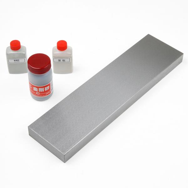 板厚が24．5mmと厚く、一般的な金盤の4倍の厚さです。◆精密金盤レギュラー（90×340×24.5mm）1枚◆金剛砂C（＃120）150g 1個◆金剛砂GC（＃1000）50g 1個◆巣板パウダー（天然巣板砥石微粉末）約40g 1個 金剛...