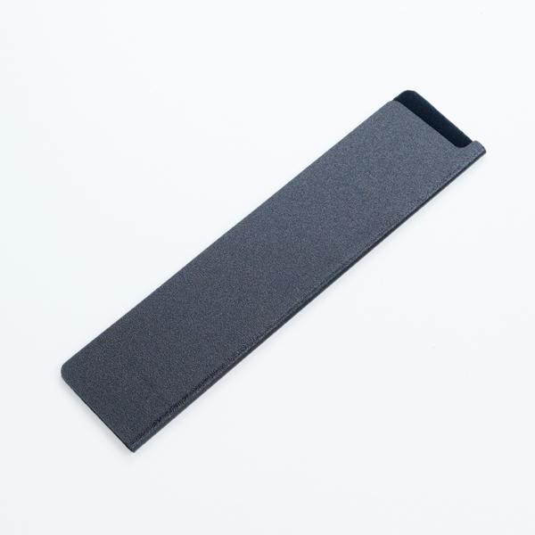 製品仕様■サイズ ：全長約220mm幅約50mm 厚み約5mm■重量 ：約35g■材質 ：プラスチック■収納数 ：1■収納可能包丁 ：出刃包丁以外■特徴・料理人の要望から生まれたナイフスリーブ。・高品質な包丁を持ち運ぶの最適な機能を備えてい...