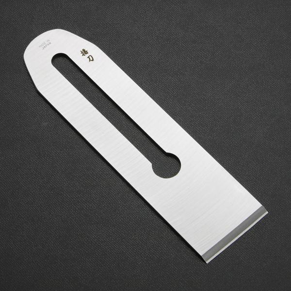 製品仕様■サイズ：全長190mm 幅50mm 厚み約2.5mm（2.4〜2.7mm）※詳細は写真をご参照ください。■材質：刃先 青紙1号■製造：日本製■特徴：一般的な洋鉋の刃は単一鋼材で製作されていますが、当店の替刃は三木の鉋鍛冶にお願いし...