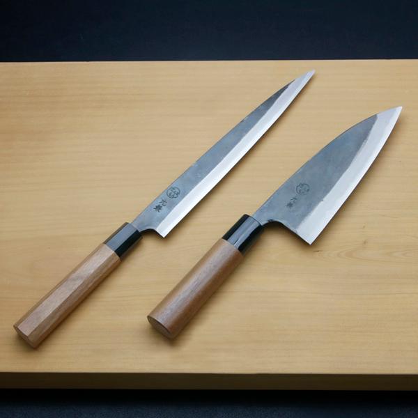 製品仕様◎元兼 出刃包丁 150mm■サイズ：全長約280mm、刃渡り約150mm■重量：約280g■材質：刃部 切刃 青紙1号 地金 軟鉄柄部 クルミ◎元兼 柳刃包丁 210mm■サイズ：全長約350mm、刃渡り約210mm■重量：約11...