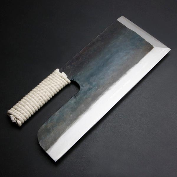 製品仕様■サイズ ：全長約340mm刃部 刃渡り約340mm 刃幅約140mm(刃元) 刃厚約5mm柄部 長さ約140mm 幅約38mm(最大) 厚み約20.5mm(ロープ含む)■重量 ：約1070g■材質 ：刃部 高級炭素鋼＋軟鉄■刃の形...