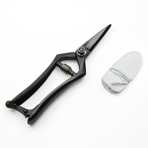 製品仕様■サイズ：全長190mm刃部 刃渡り65mm 刃巾15mm 刃厚4mm柄部 長さ125mm 厚み20.5mm■重量：193g■材質：高炭素鋼■刃の形状：両刃■製造：日本製■用途：枝や葉の剪定、松の枝の間引きなど■付属：刃の保護カバー...