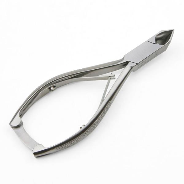 製品仕様■サイズ：全長約140mm 高さ約18mm■刃渡り：約21mm■重量：約98g■材質：ステンレススチール■付属：箱■製造：日本製■特徴：カーブした刃が爪に沿ってキレイにカットすることができます。ニッパー型爪切りは、巻き爪に適していま...