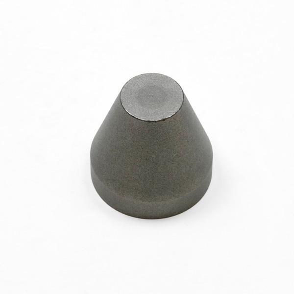 製品仕様■サイズ：高さ約45mm 幅約48mm■重量：約290g ■材質：全鋼■製造：日本製■特徴：鑿専用鍛造品の下り輪打ちです。内側が円錐状になっており、柄にかぶせて真っ直ぐ叩くと、柄は叩かずに、周りのカツラに力が加わりカツラだけが楽に下...