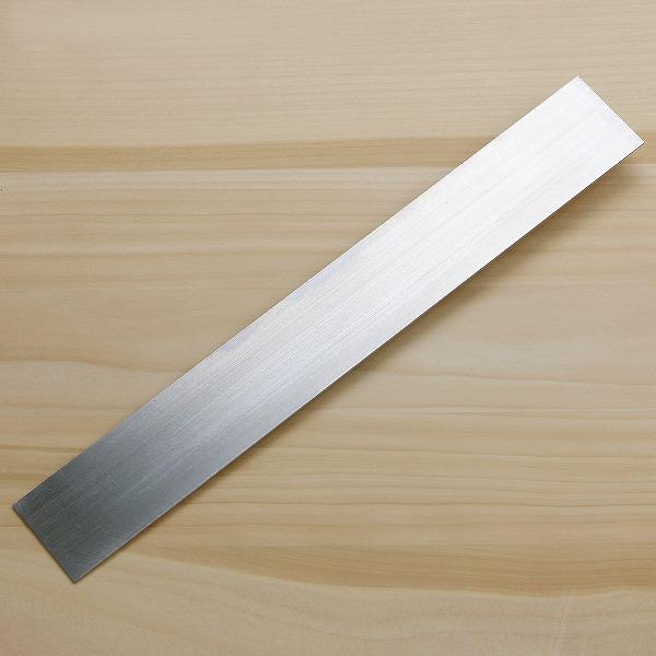 製品仕様■サイズ：40mm×270mm 厚み 1.2mm■素材：ハイカーボン刃物鋼■入り数：1枚■特徴：・手焼き入れ1枚1枚丹精込めて焼き入れを施す事で、より高度な刃物が生まれ、刃が長持ちし切れ味もよくなります。・研磨加工厚みを均一にするこ...