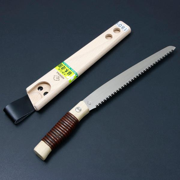 製品仕様■サイズ：刃渡り180mm■用途：小枝剪定■挽目：横挽■製造：日本製■特徴：幅広いユーザーに人気！本職仕様の剪定鋸と同じ工程で製造している本格仕様です。コンパクトで作業の邪魔にならず、携帯に便利な鋸です。鋏では切りにくい込み入った箇...