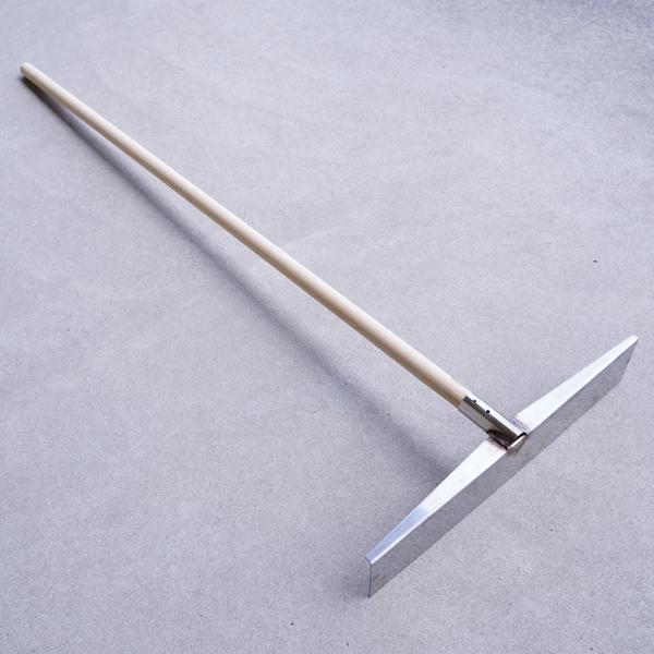 製品仕様■サイズ：全長：約1,380mm頭サイズ：約500mm×100mm×2mm厚■重量：約1,605g■材質：頭 ステンレス製 柄 木製■備考：組み立て式■特徴：畜産農家向け家畜のフンカキ用レーキです。頭部分は錆びに強いステンレス製で厚...