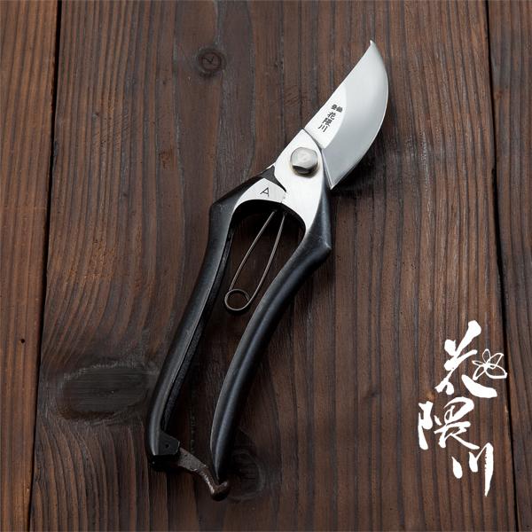 製品仕様■サイズ：全長230mm刃部 刃渡り70mm 刃巾30mm 上刃厚5mm 受刃厚7mm柄部 長さ155mm 厚み20mm刃先の開幅65mm 柄尻の開幅160mm■重量  ：300g■鋏形状：A型(薄刃仕上げ)■材質  ：刃物用炭素鋼...